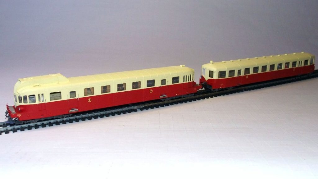 Autorail RGP ROCO ref. 43033.1 - Le hangar à locos